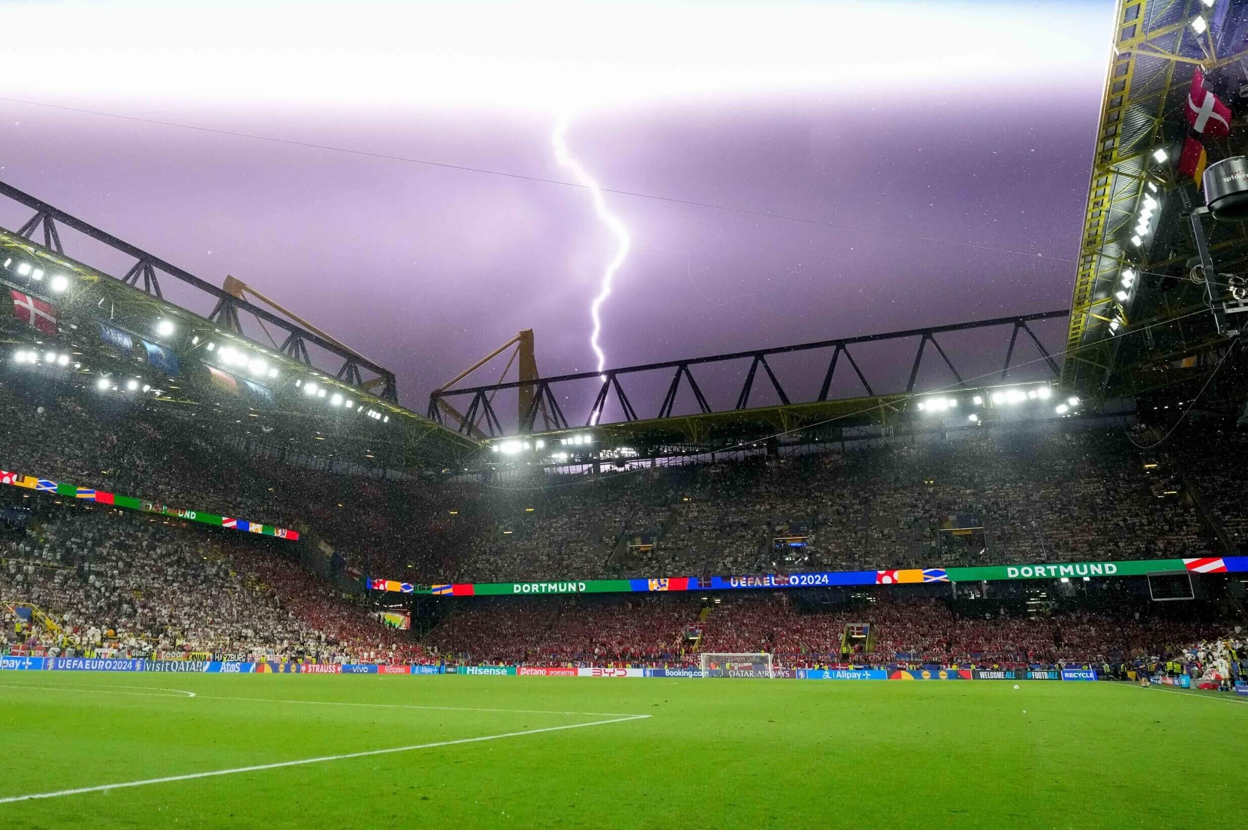 How Long Is a Soccer Game Including Halftime & Extra Time?
